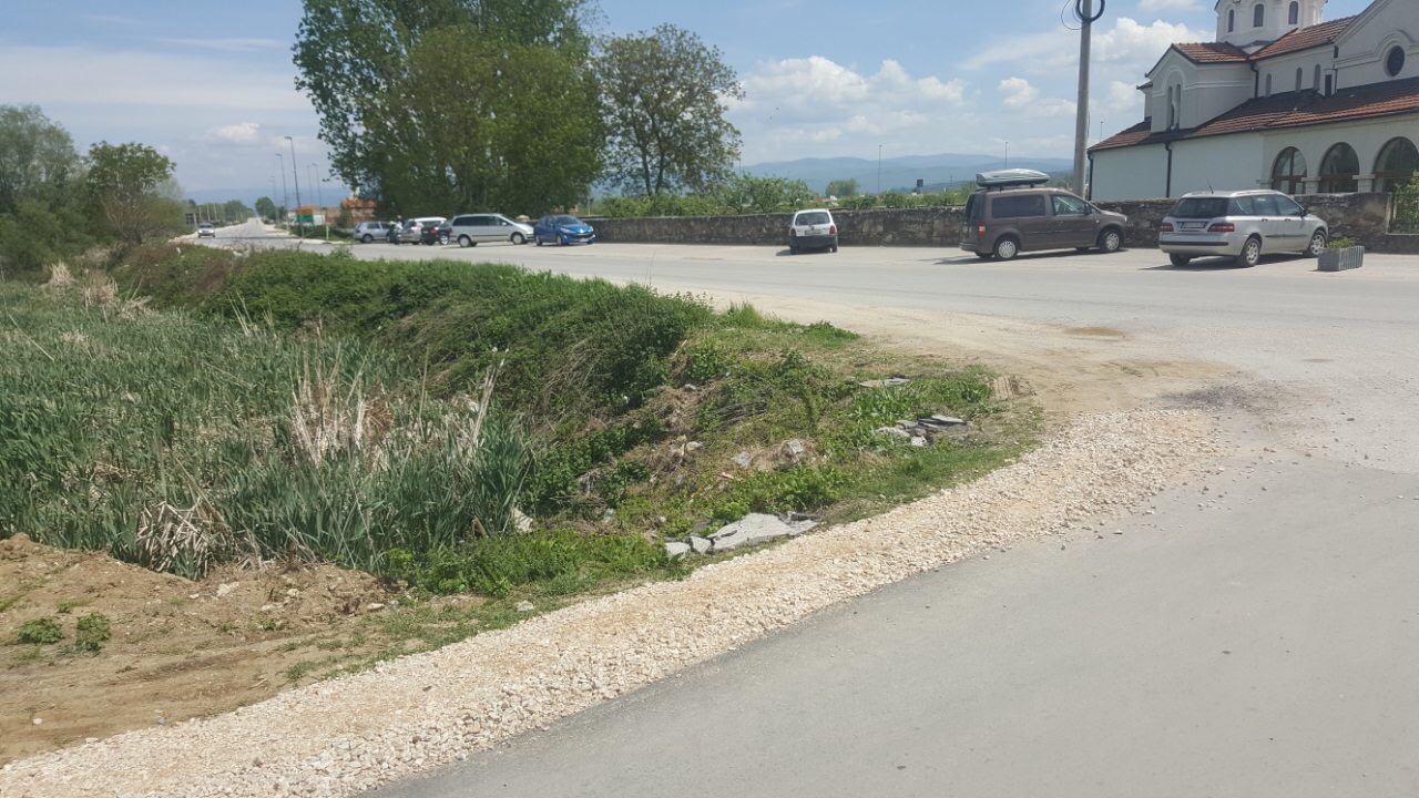 U kanal pored starog puta i crkve izliva se fekalna kanalizacija - Bujanovačke