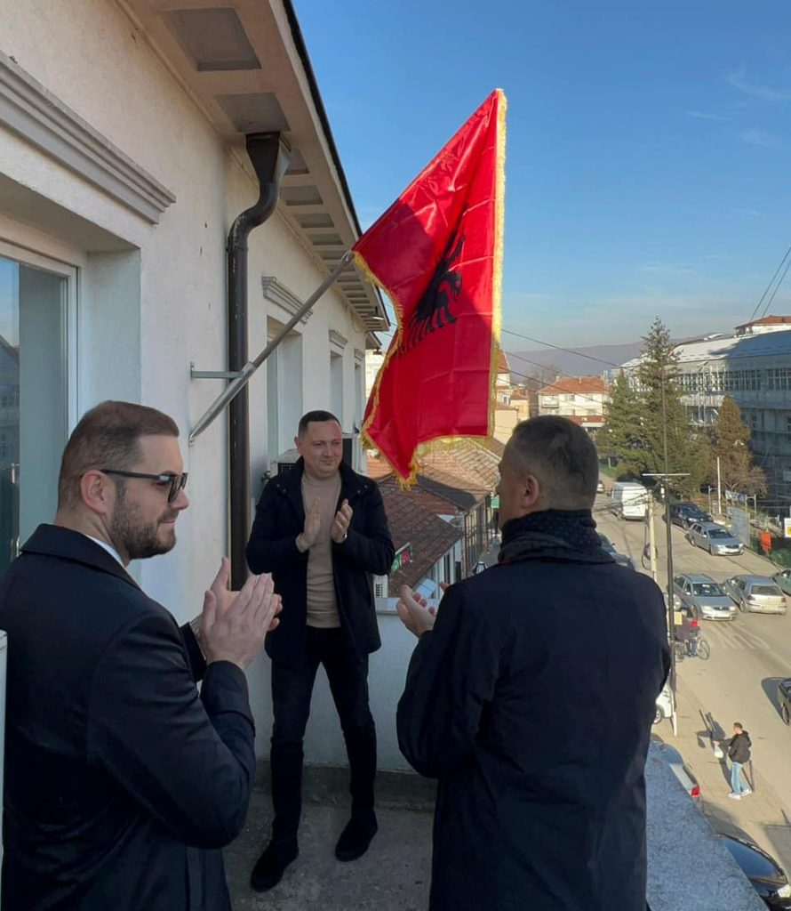 Zastava Albanije vijori se sa zgrade Opštine Bujanovac - Bujanovačke