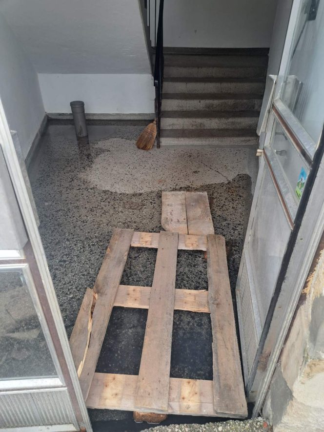 Kanalizacija se izliva kod zgrada pored parka, stanari zovu Komunalac - Bujanovačke